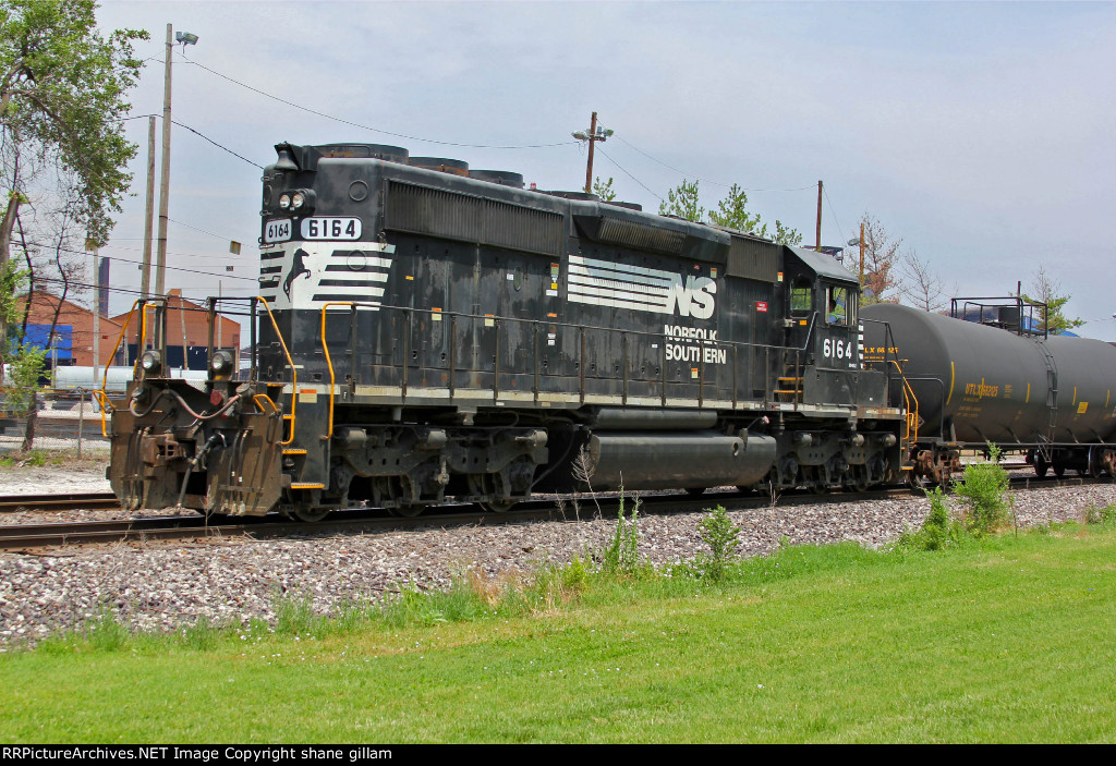 NS 6164 Waits for a okay to shove back.